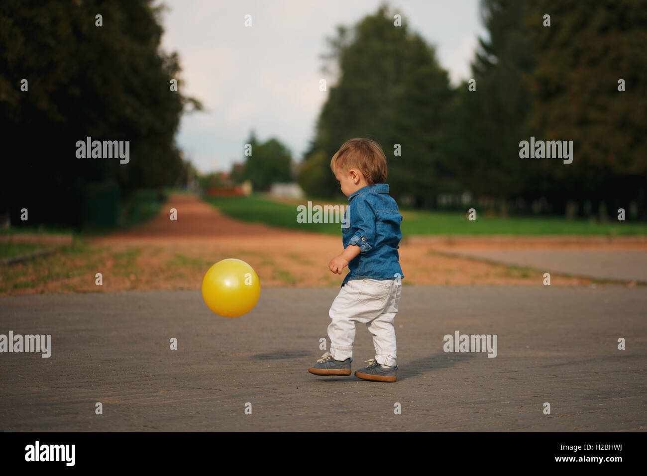 Children playing outside hi-res stock photography and images - Alamy