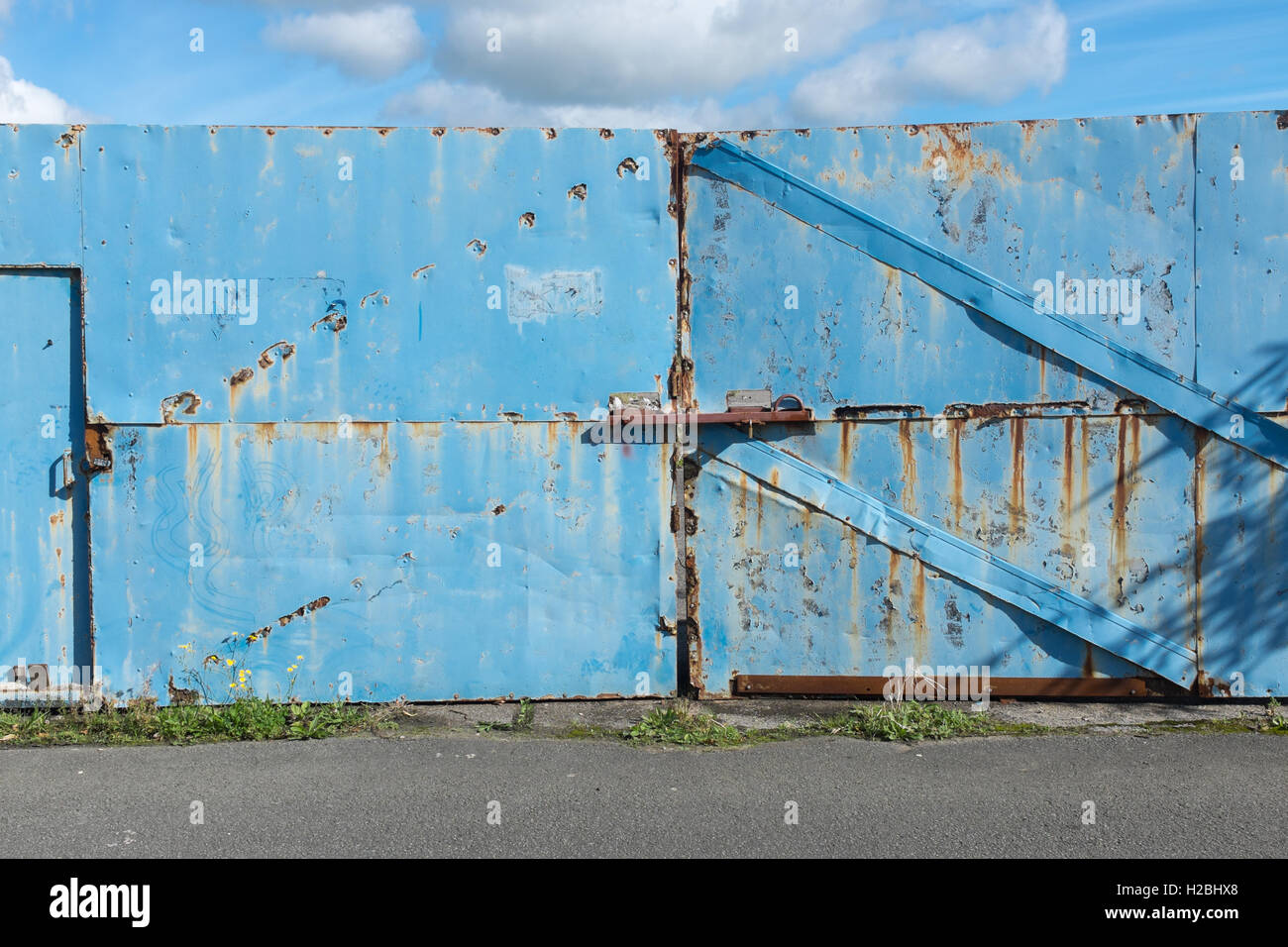 Rusty gates hi-res stock photography and images - Alamy