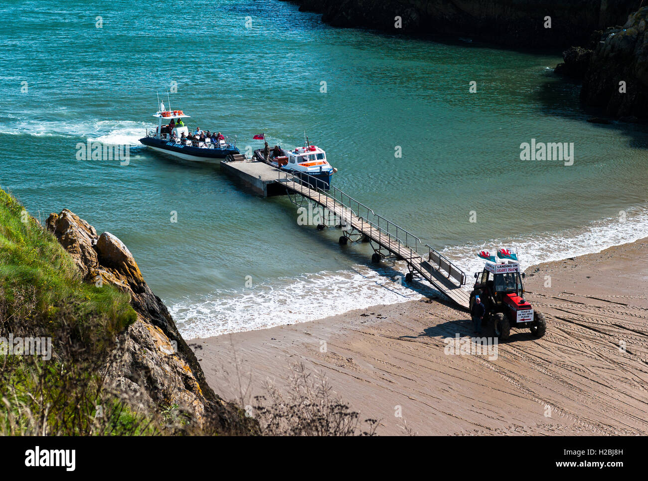 Pontoon ferry hi-res stock photography and images - Alamy