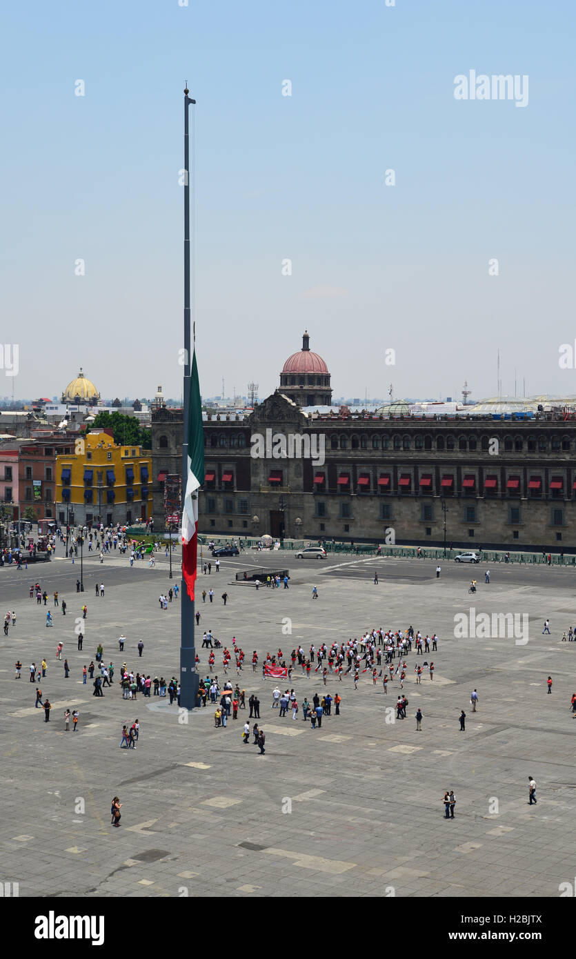 Zocalo mexico flag hi-res stock photography and images - Alamy