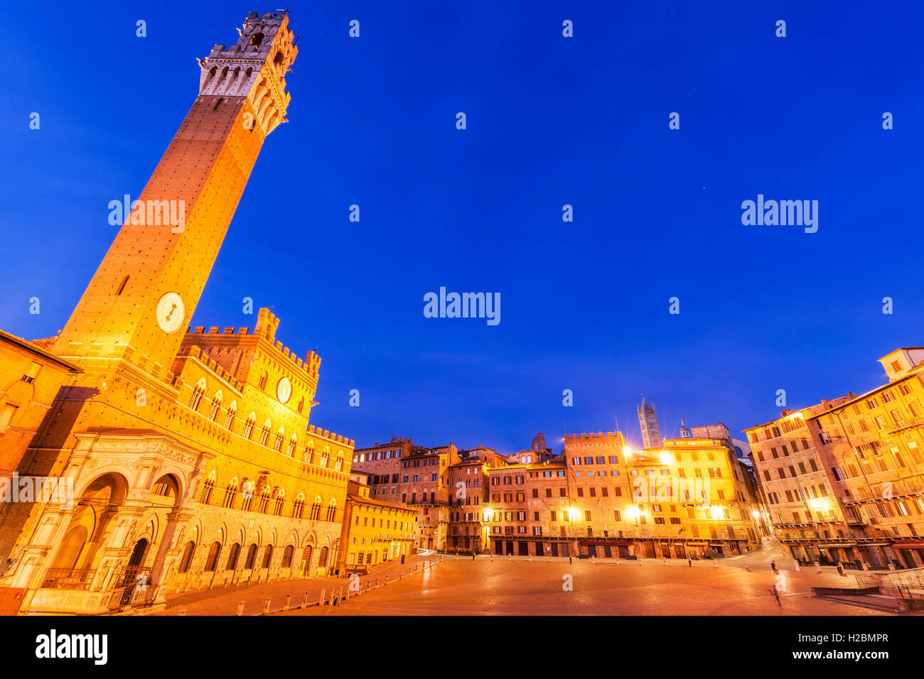 Siena town hall at night. Siena, Tuscany, Italy Stock Photo - Alamy