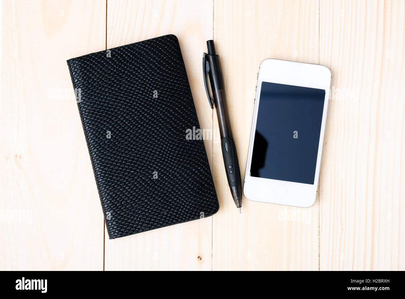 Small notepad with pen and smartphone Stock Photo - Alamy