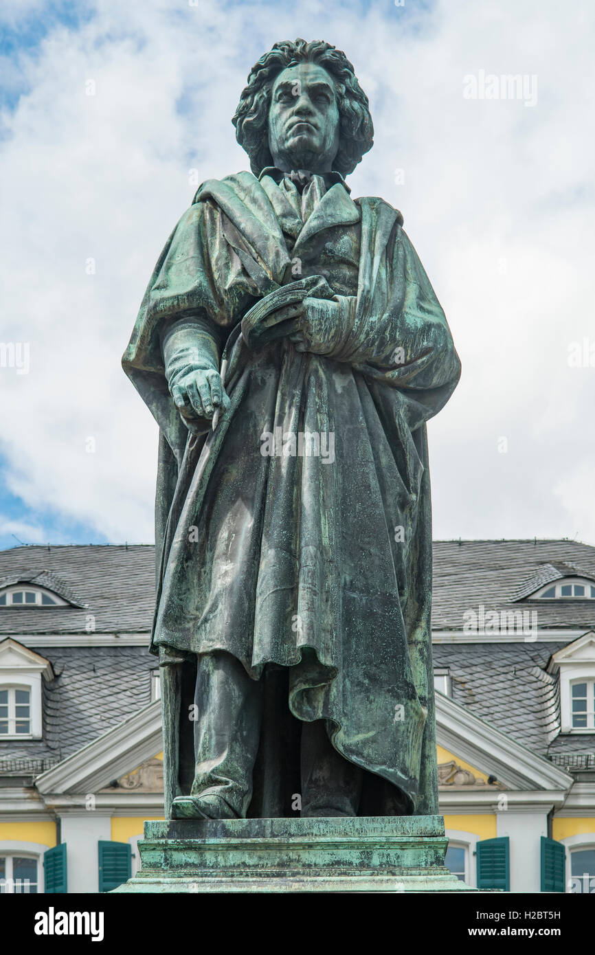 Statue of Ludwig van Beethoven, Munsterplatz, Bonn, North Rhine ...