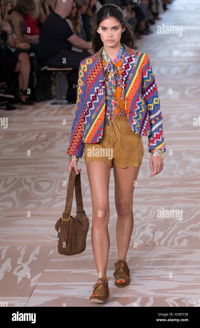 Tory burch runway fashion show hi-res stock photography and images - Alamy