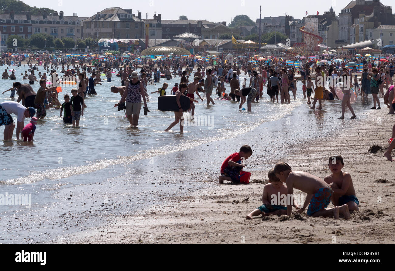 Crowded english beaches hi-res stock photography and images - Alamy