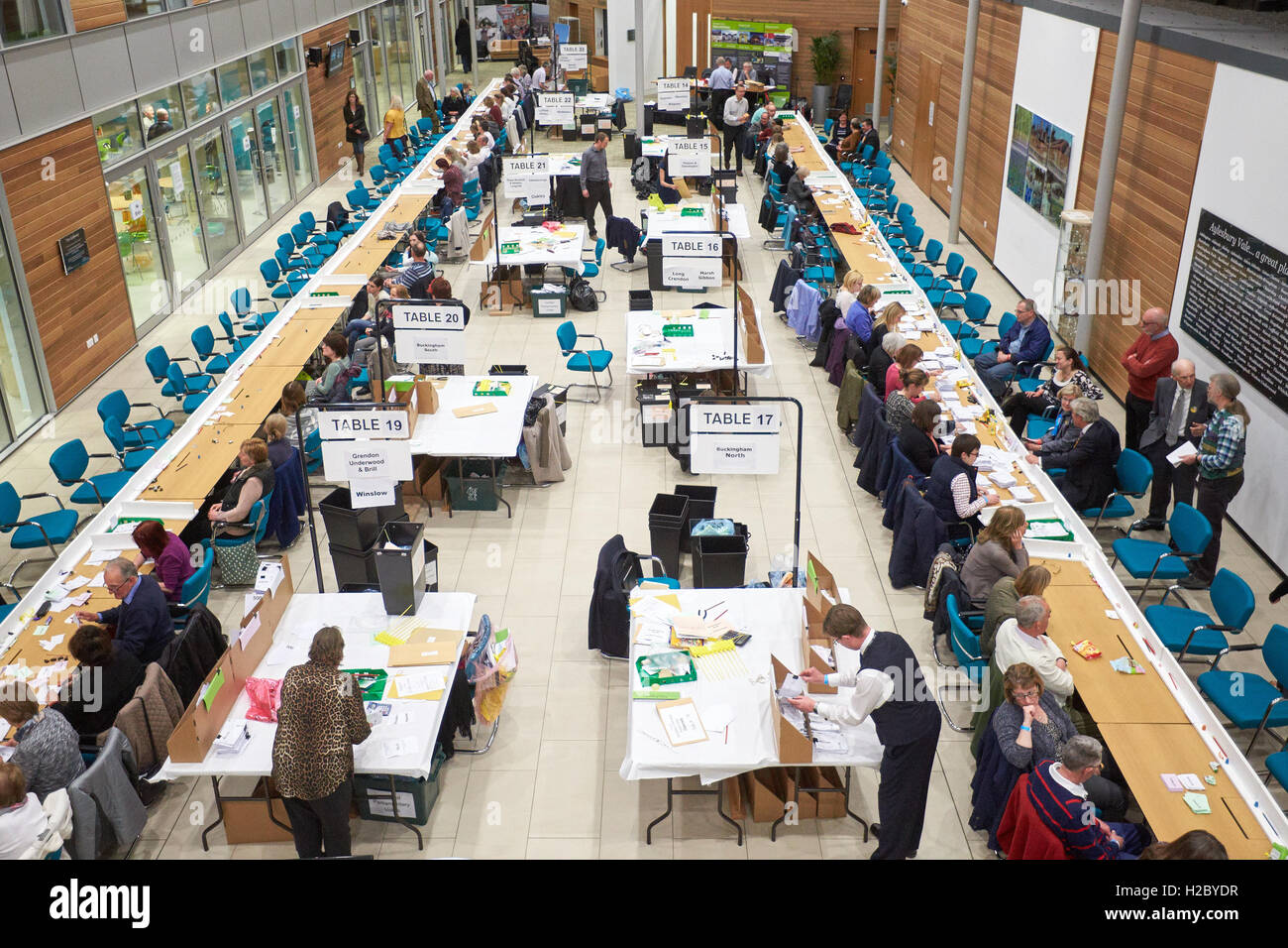 Counting in general election hi-res stock photography and images - Alamy