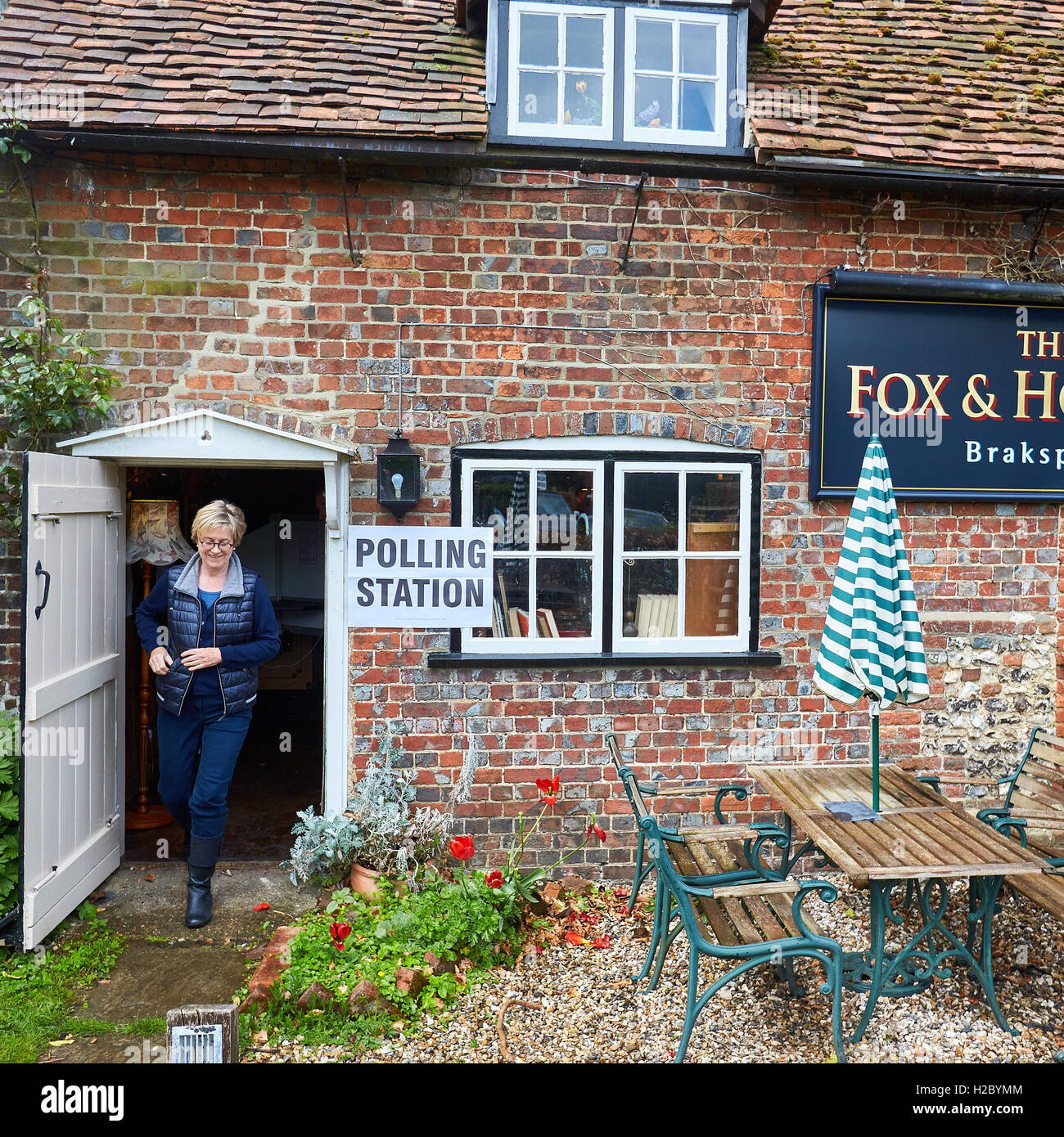 Christmas common fox and hounds pub hi-res stock photography and images ...