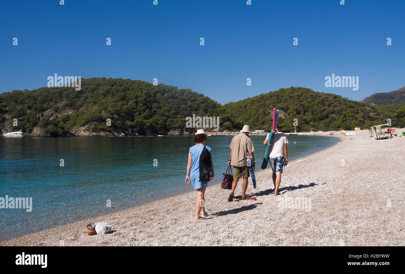group of tourist walking on the beach Stock Photo - Alamy