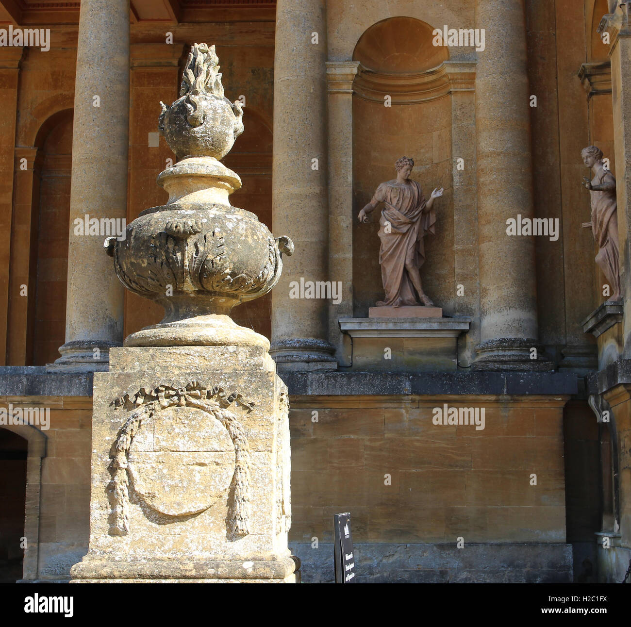 Stone plinth with statue hi-res stock photography and images - Alamy