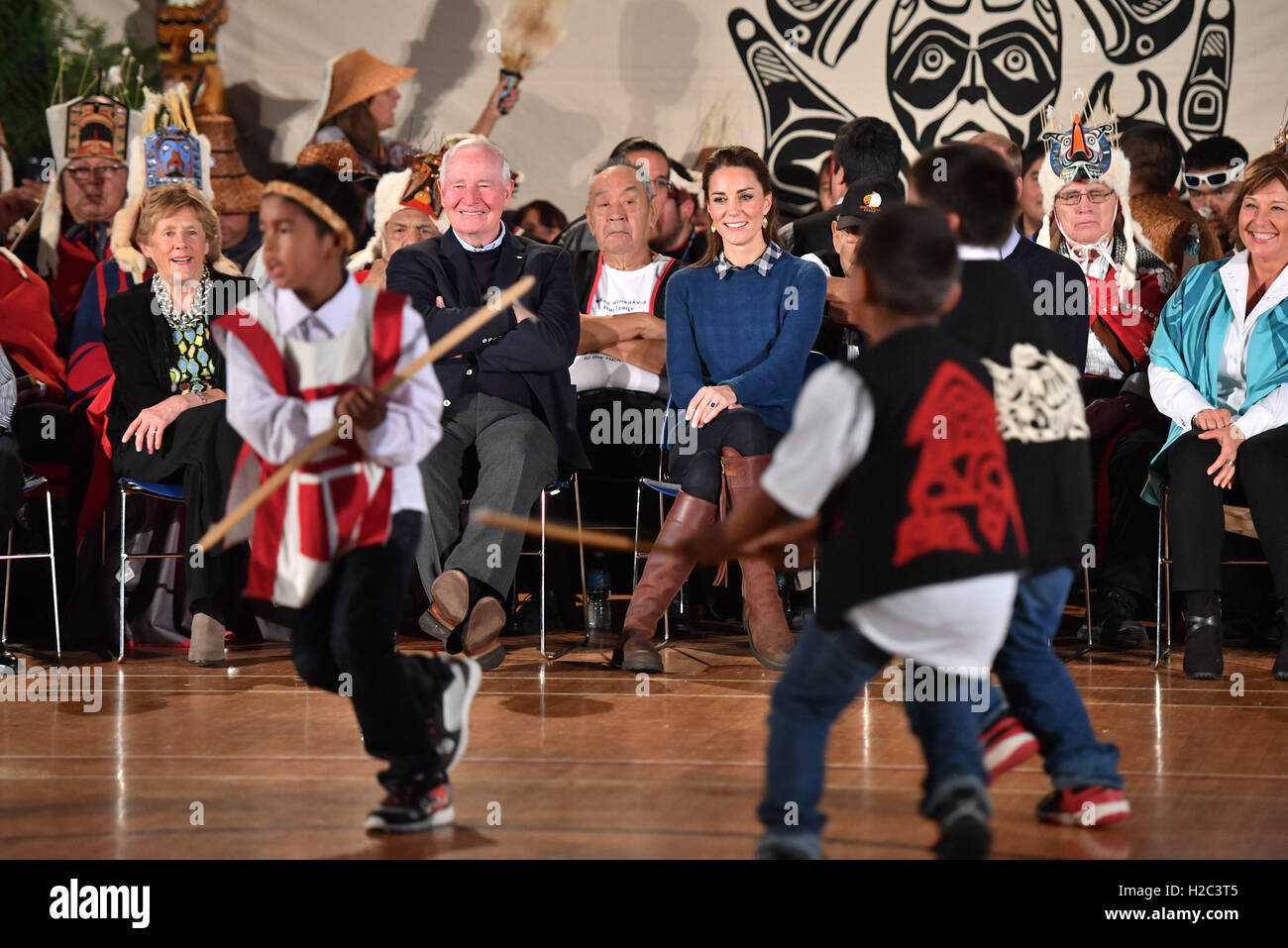The Duchess of Cambridge is greeted with a traditional welcoming ...