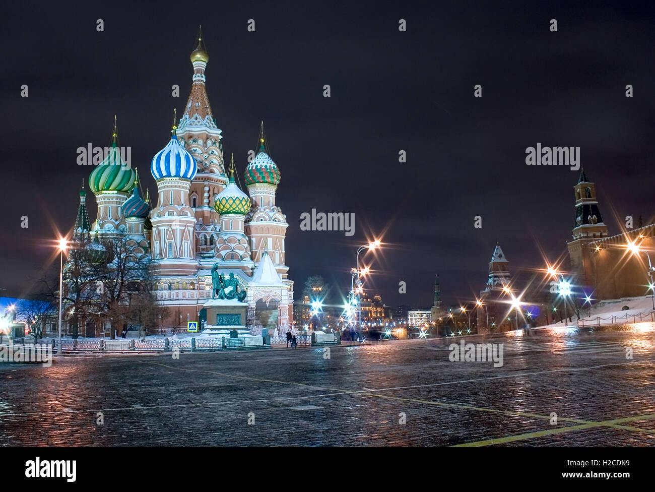 The kremlin at night in the red square hi-res stock photography and ...