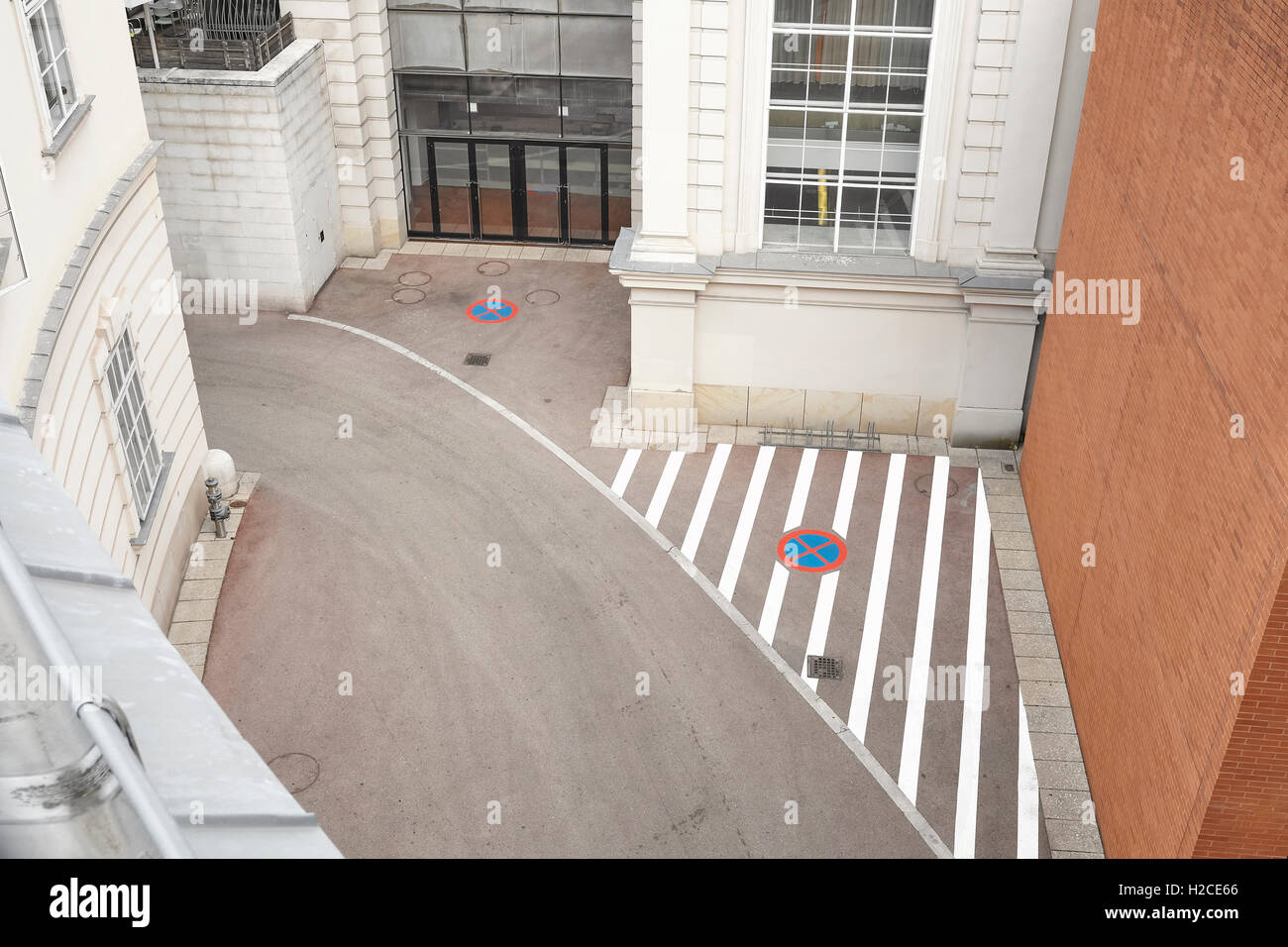 Empty street view hi-res stock photography and images - Alamy