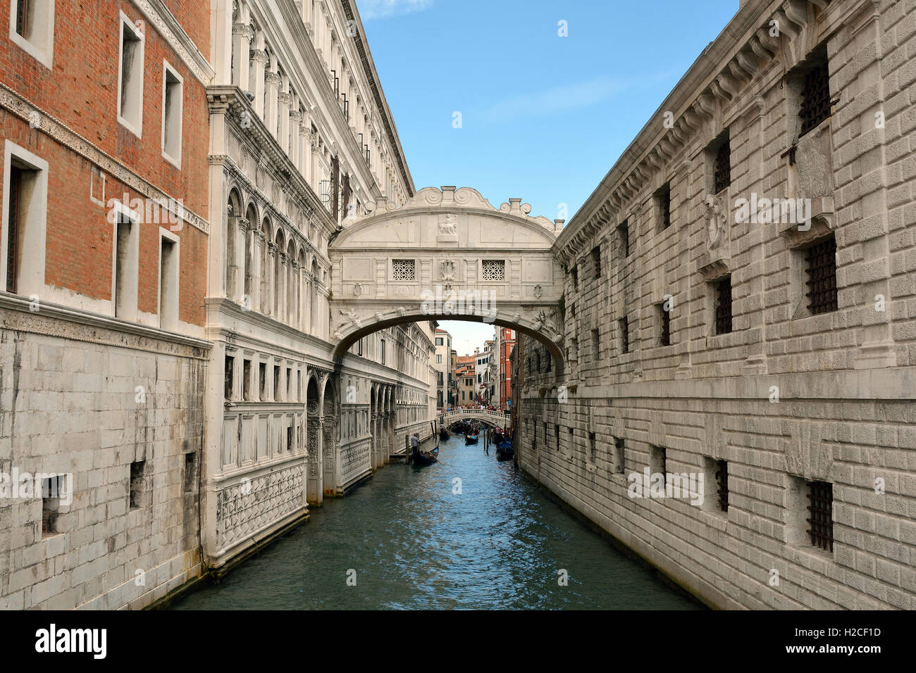 Bridge of Sighs between the Doge's Palace and the prison Prigioni Nuove ...