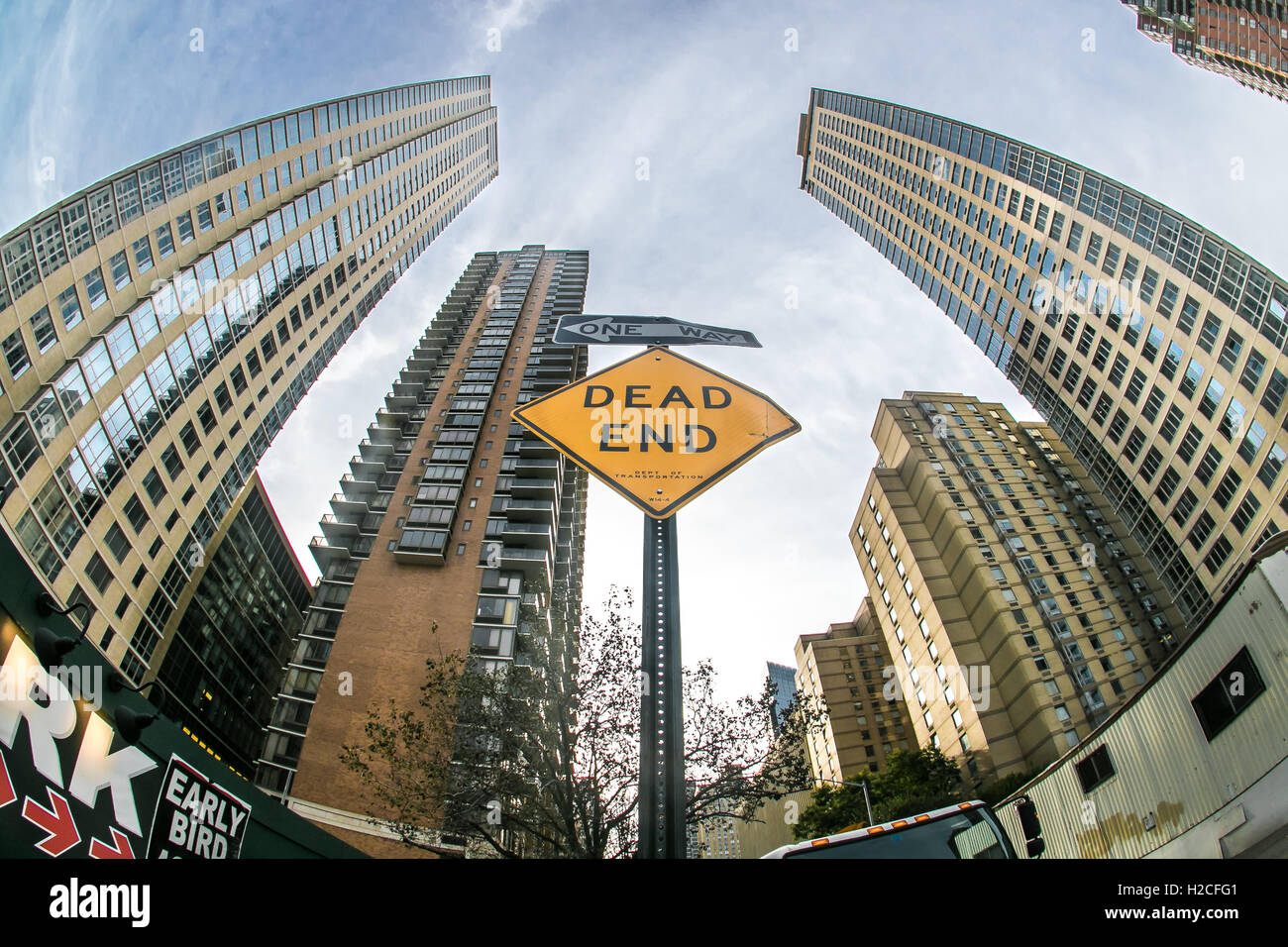 A "Dead End" sign on the backdrop of Manhattan residential towers Stock ...