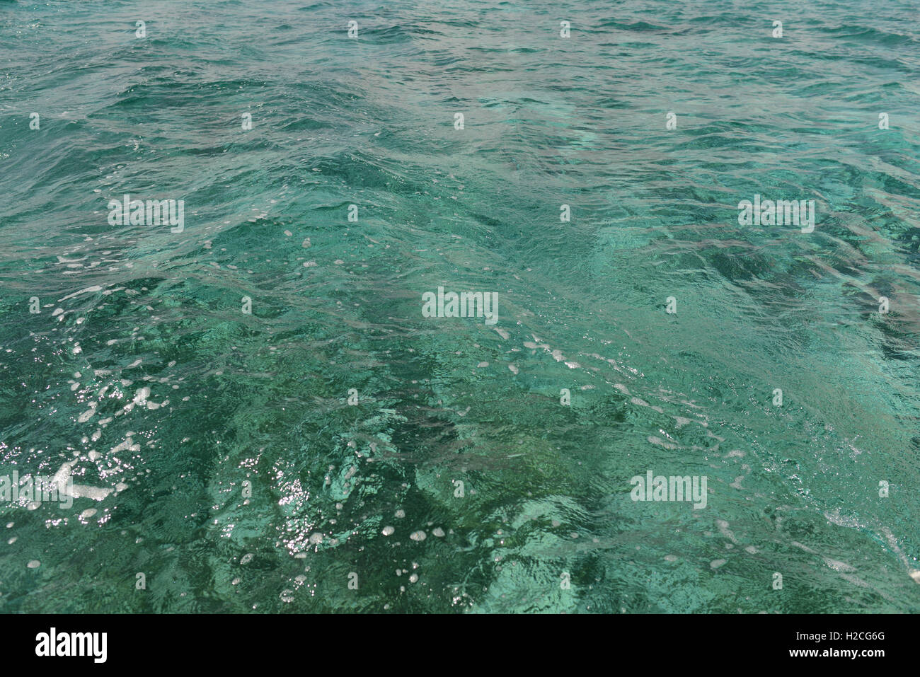 Clear turquoise ocean water with shadows of coral showing through Stock ...