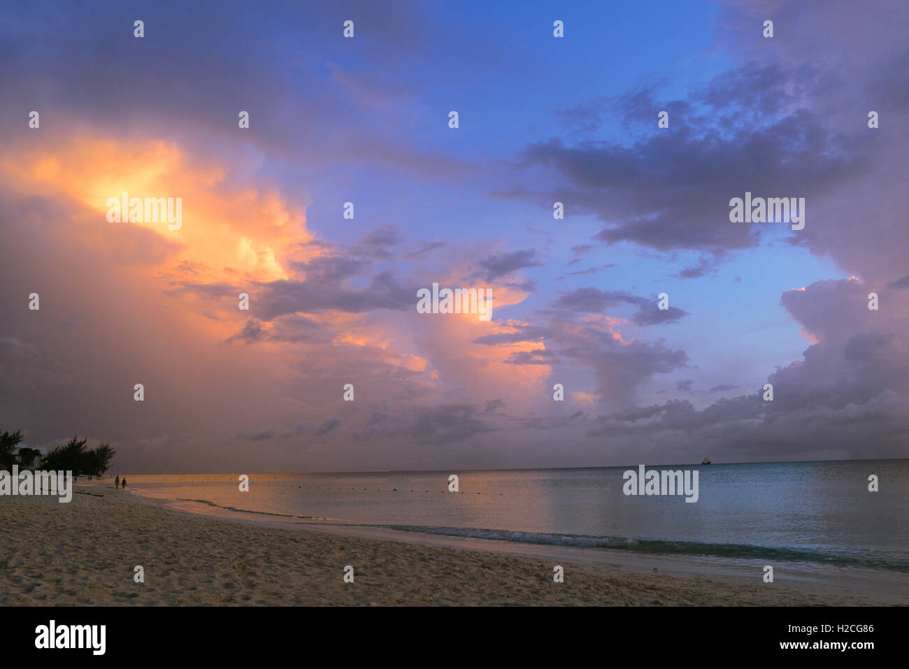 Clouds, sea and ocean scenic on Grand Cayman Island Stock Photo - Alamy
