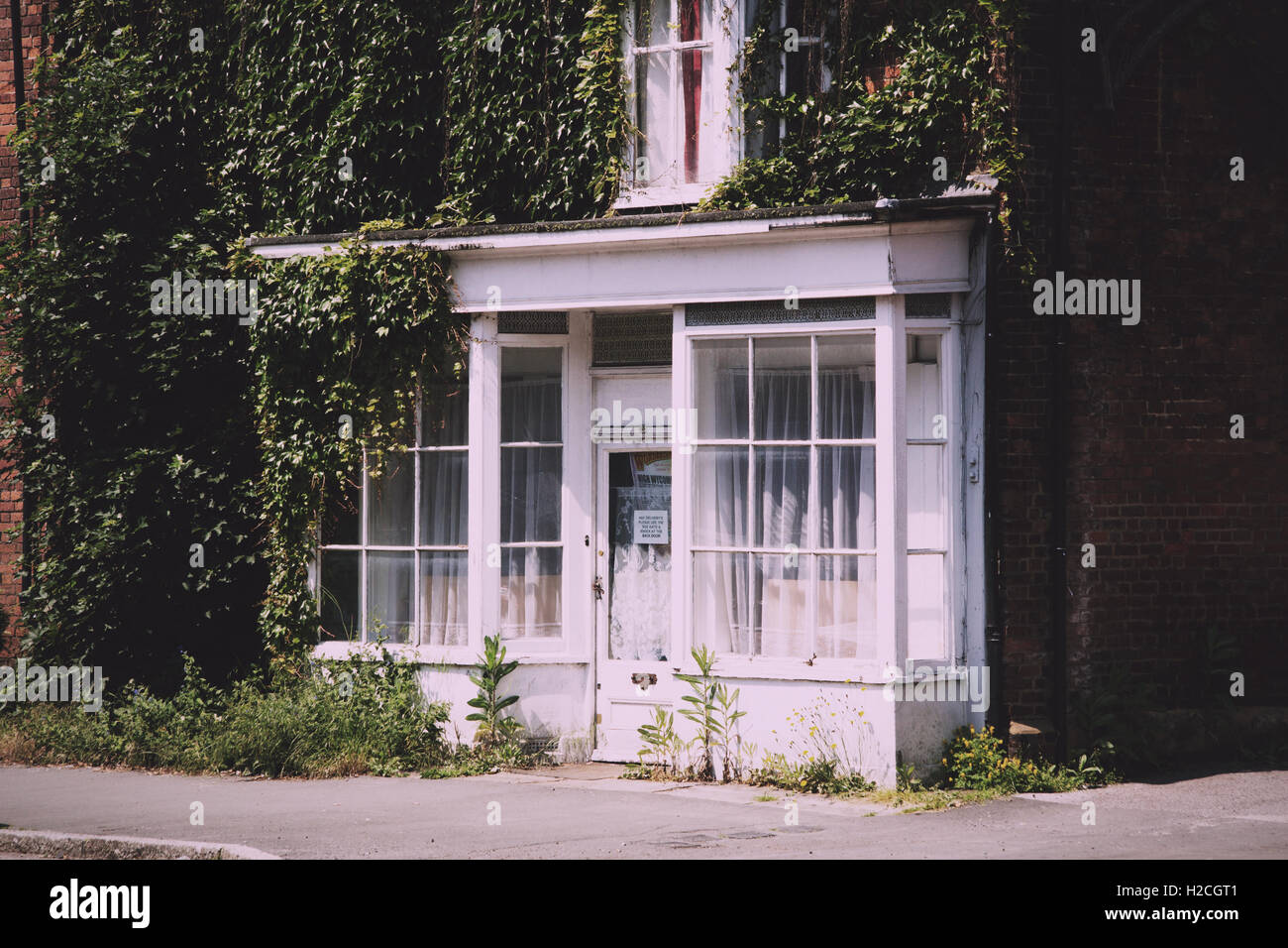BEACONSFIELD, ENGLAND - JUNE 2016: Old empty shop in the old town ...