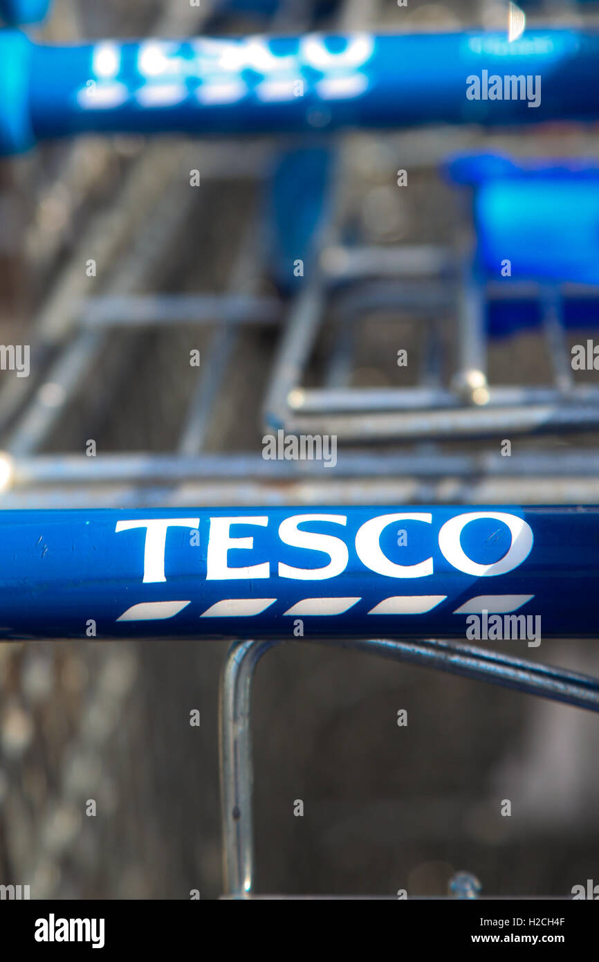 Tesco sign supermarket shopping logo view tesco store hi-res stock ...