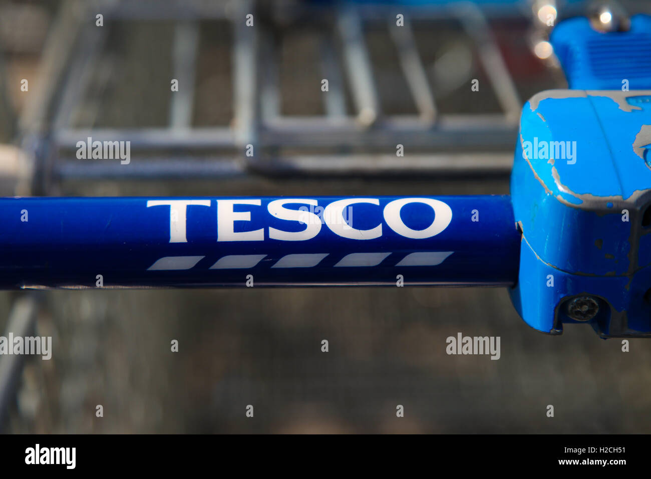 Tesco sign supermarket shopping logo view tesco store hi-res stock ...