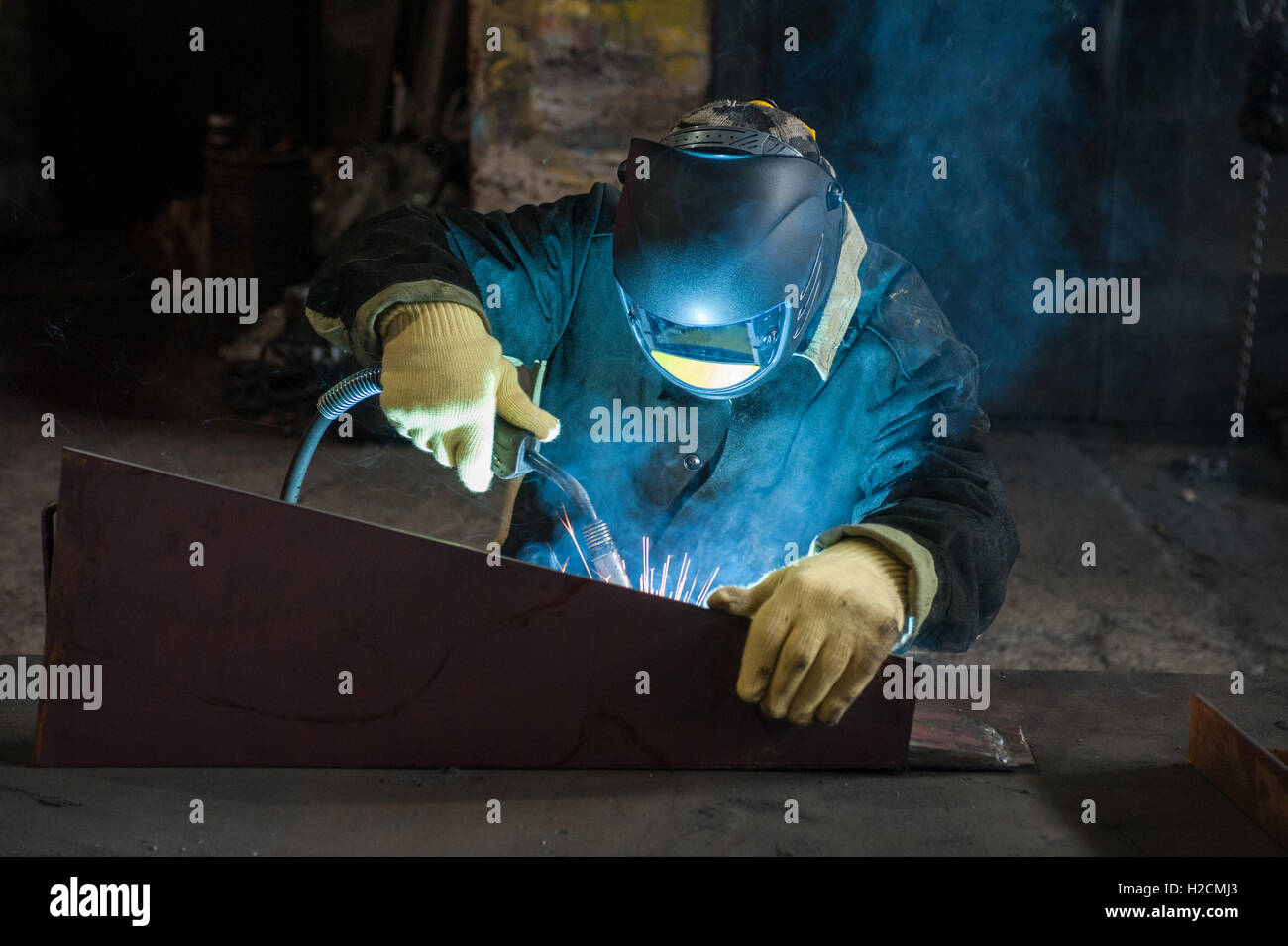 worker welding metal Stock Photo - Alamy