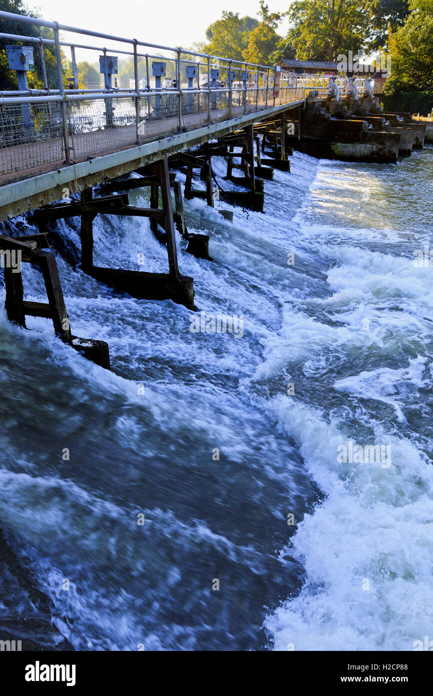 Weir on the River Thames at Abingdon Lock Stock Photo - Alamy