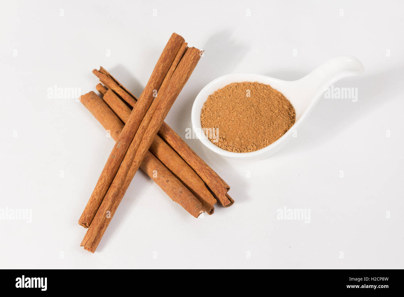 cinnamon sticks with cinnamon powder Stock Photo - Alamy