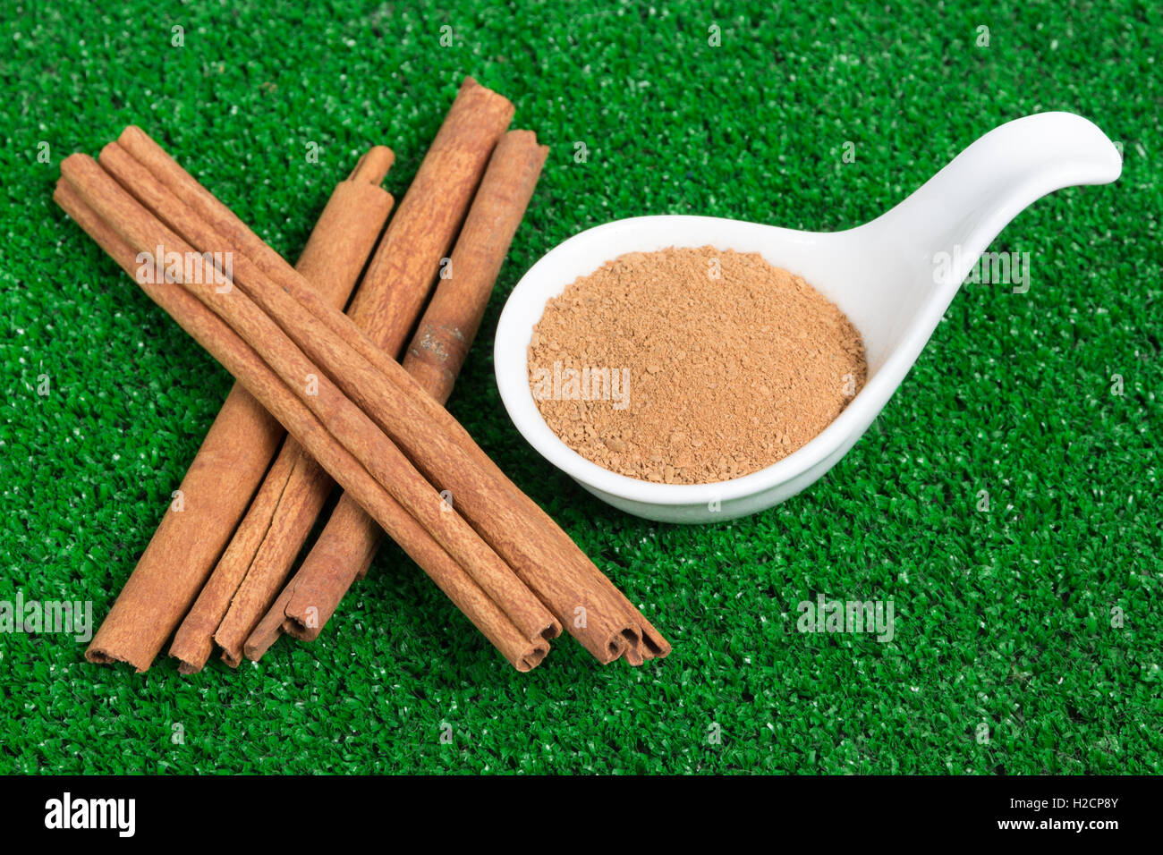 cinnamon sticks with cinnamon powder Stock Photo - Alamy
