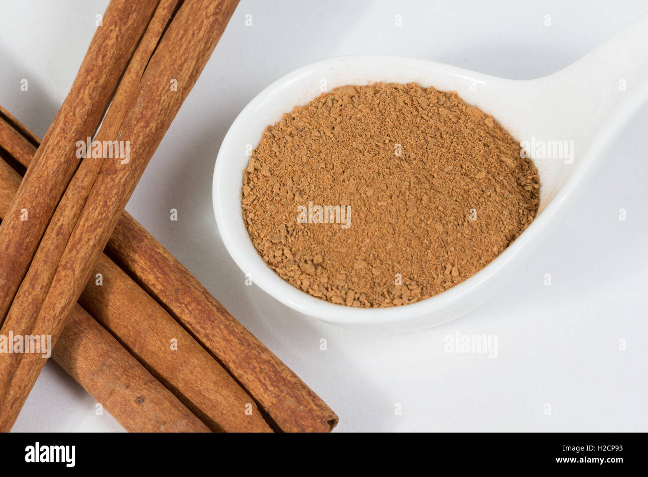 cinnamon sticks with cinnamon powder Stock Photo - Alamy