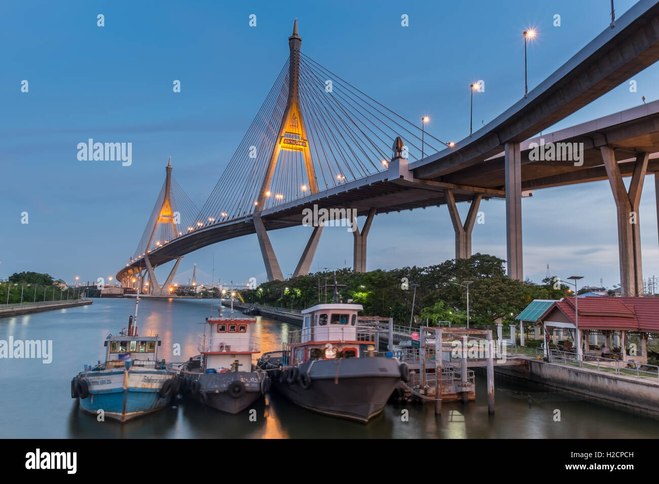 Ring bridge hi-res stock photography and images - Alamy