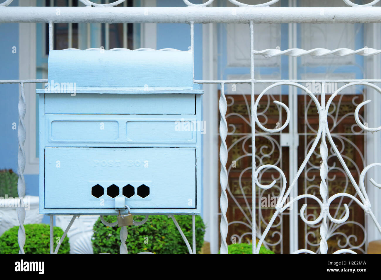 White postbox hi-res stock photography and images - Alamy