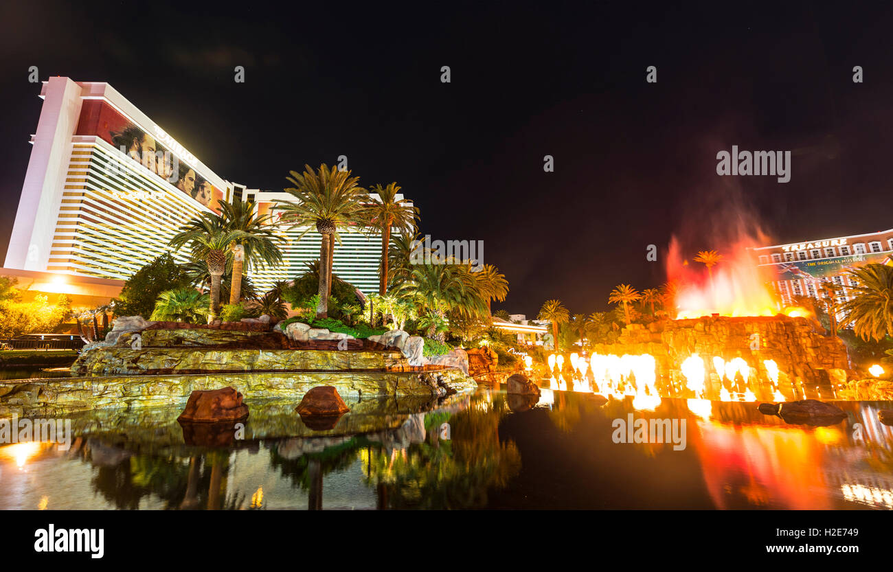 Artificial volcanic eruption, luxury hotel, casino, The Mirage, Las ...