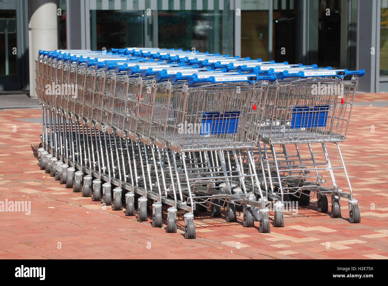 Shopping cart full front hi-res stock photography and images - Alamy