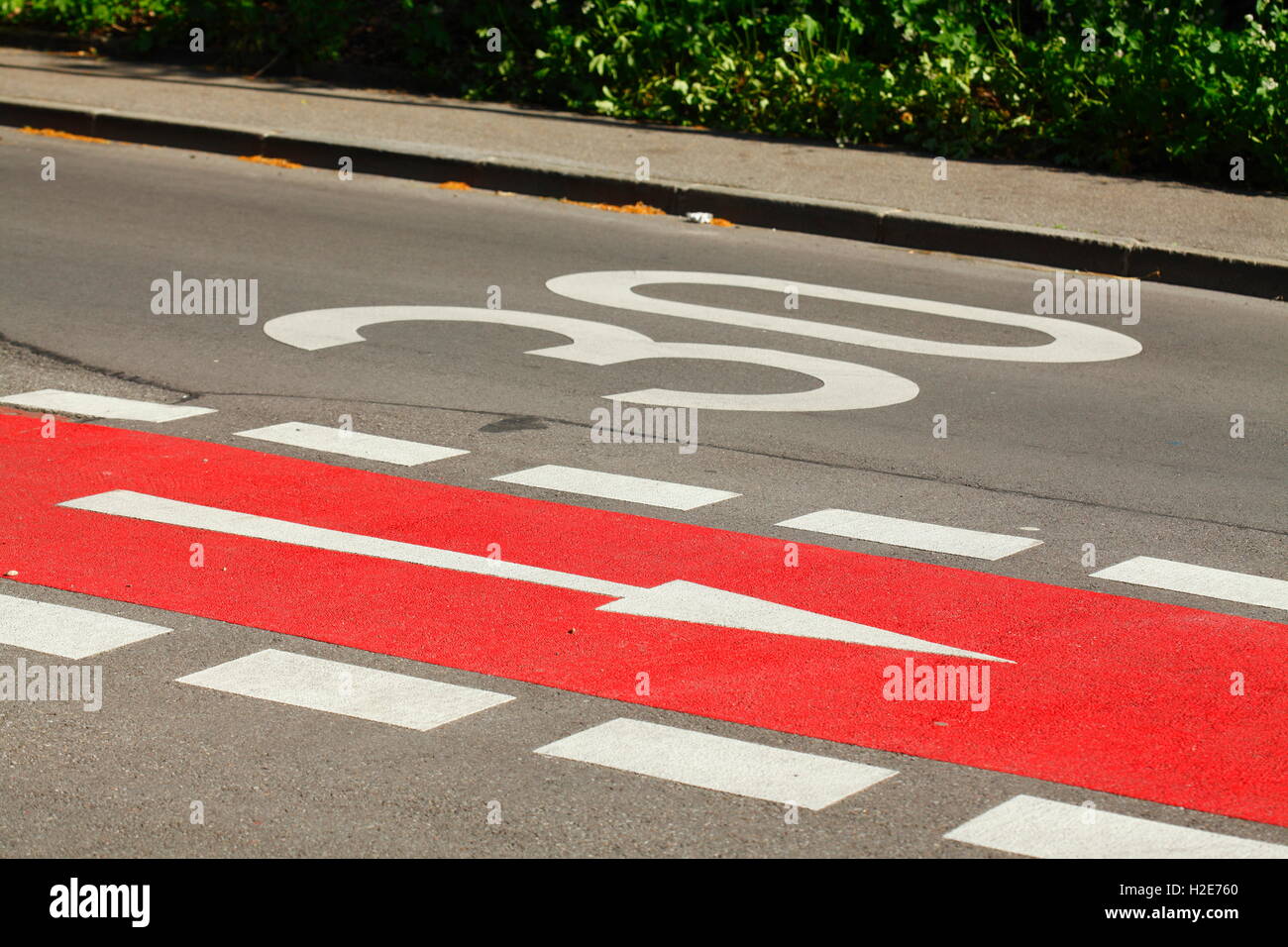 30 road marking hi-res stock photography and images - Alamy