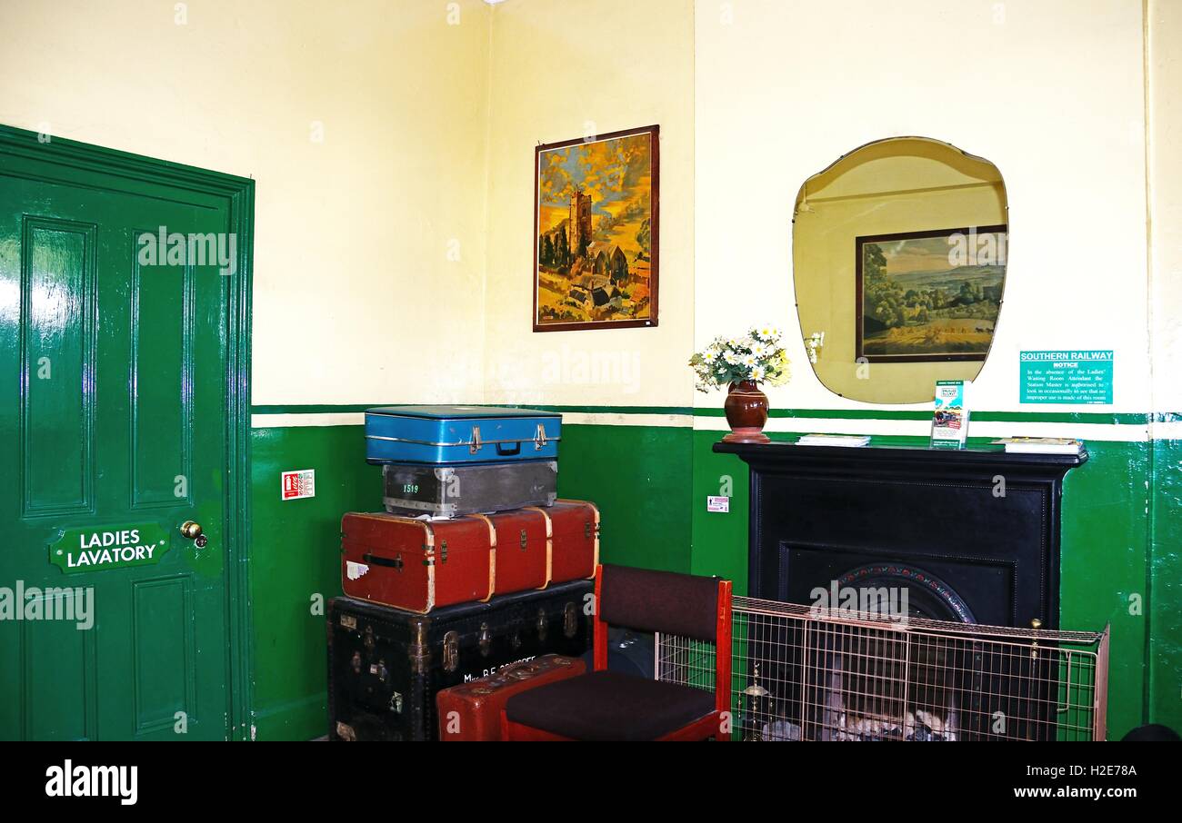 Old fashioned waiting room hi-res stock photography and images - Alamy