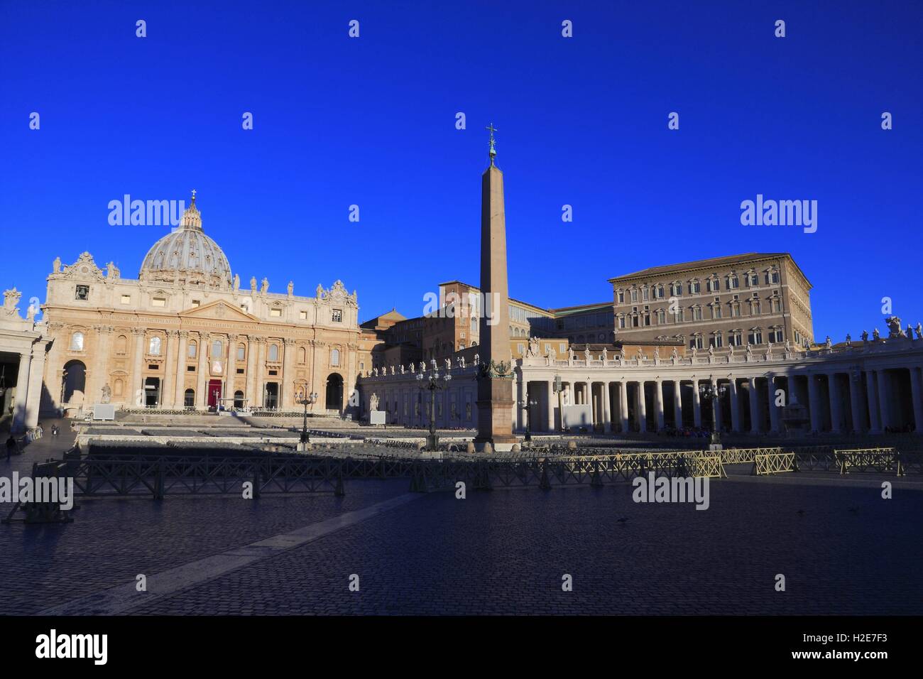 Sunrise over St Peter's Square and the Vatican Basilica (l) with the ...