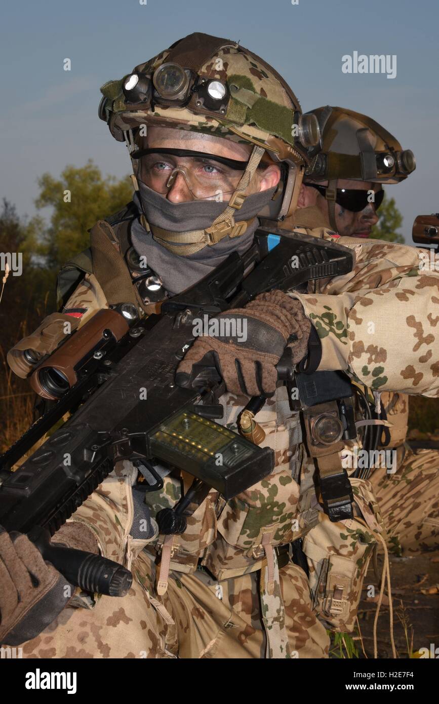 German female infantry soldier of Teileinheit 900 of Jägerbataillon 1 ...