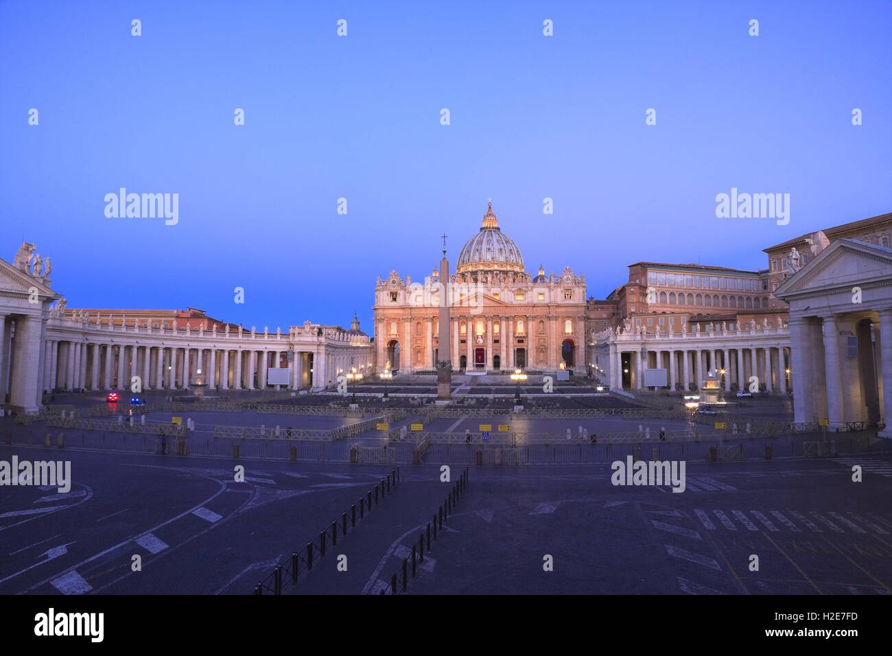 St Peter's Square and the Vatican Basilica at dusk | usage worldwide ...