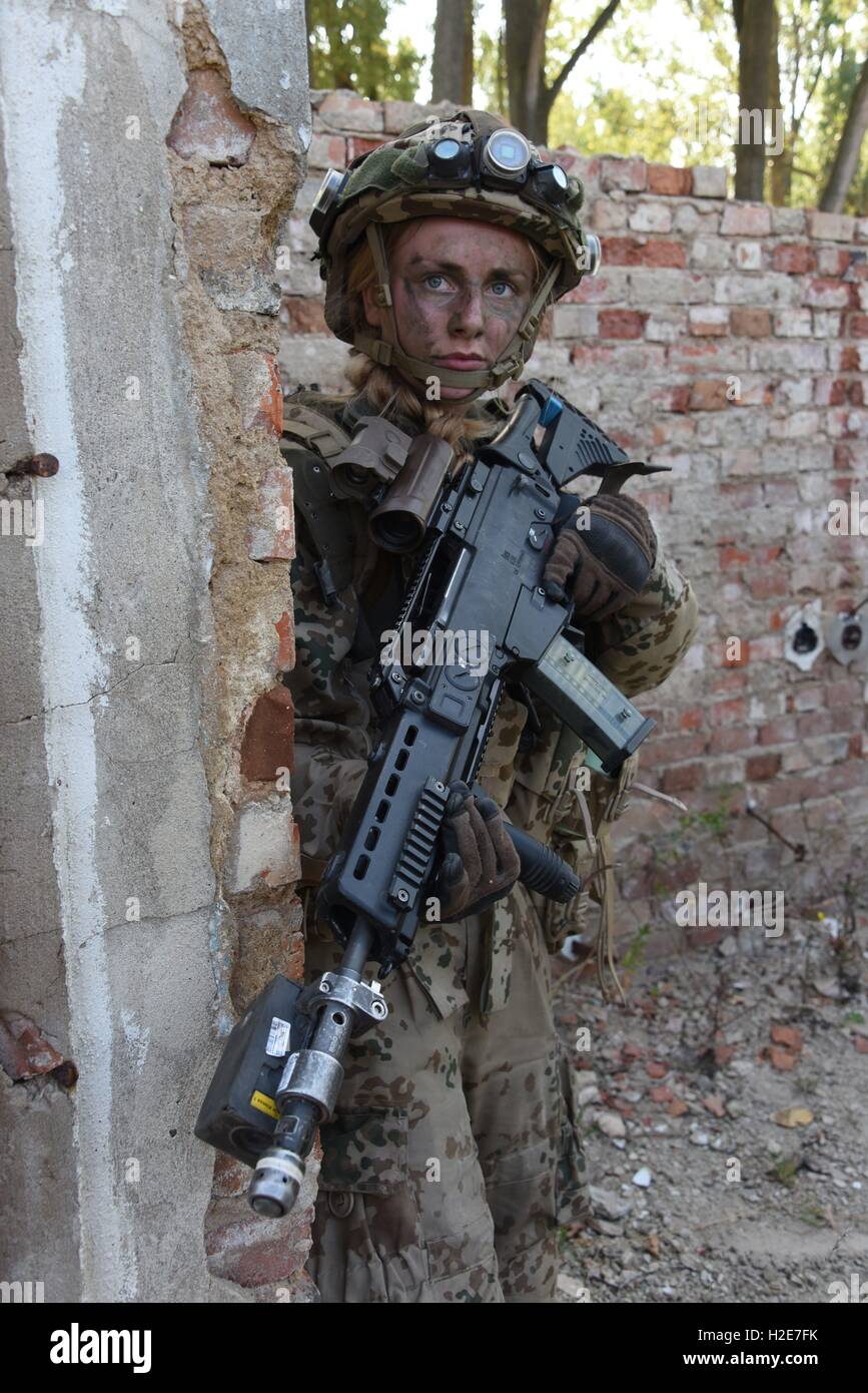 German female infantry soldier of Teileinheit 900 of Jägerbataillon 1 ...