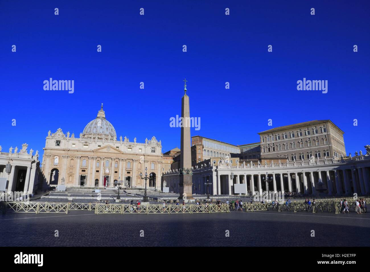 Sunrise over St Peter's Square and the Vatican Basilica (l) with the ...