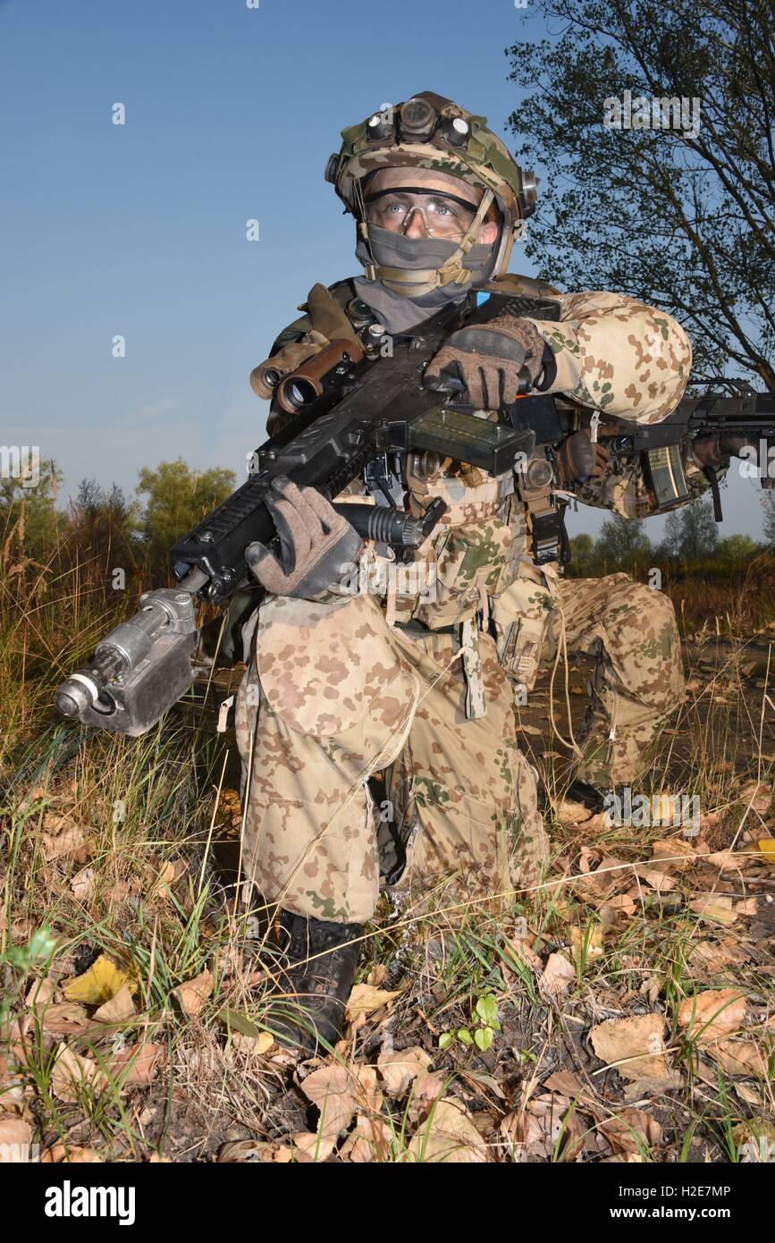 German female infantry soldier of Teileinheit 900 of Jägerbataillon 1 ...
