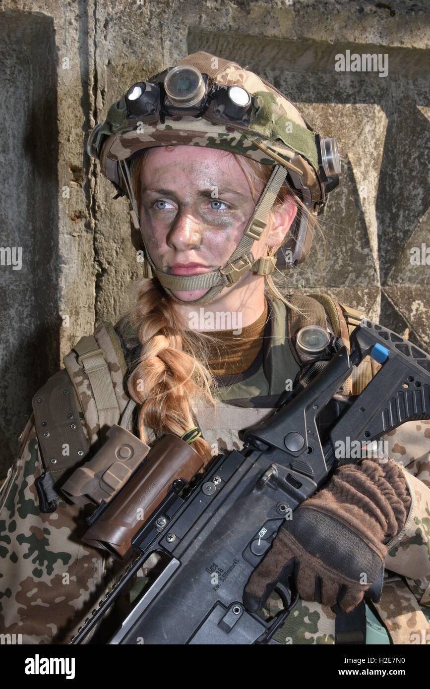 German female infantry soldier of Teileinheit 900 of Jägerbataillon 1 ...