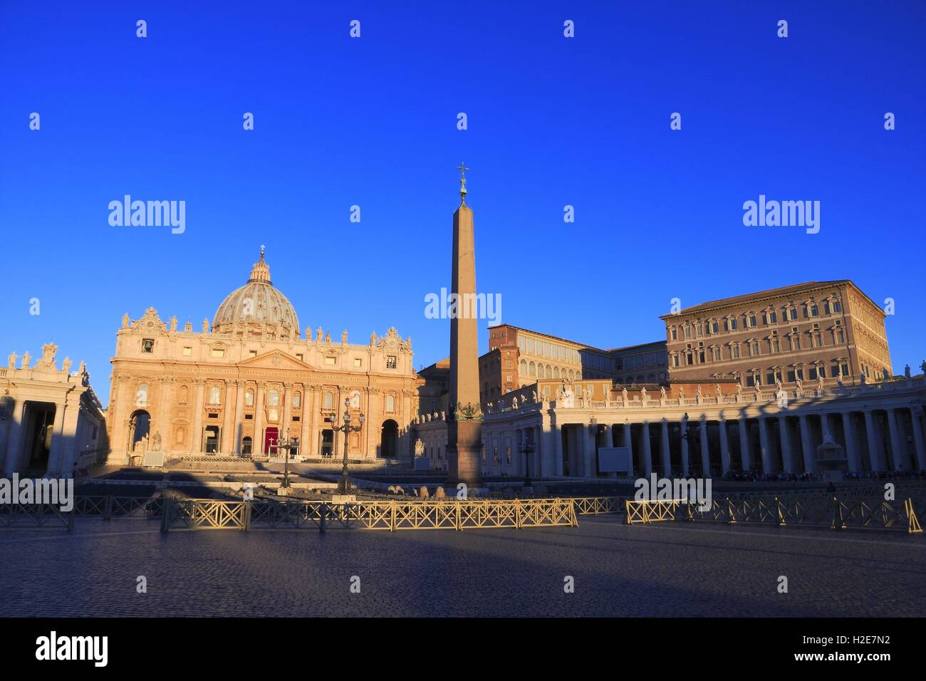 Sunrise over St Peter's Square and the Vatican Basilica (l) with the ...