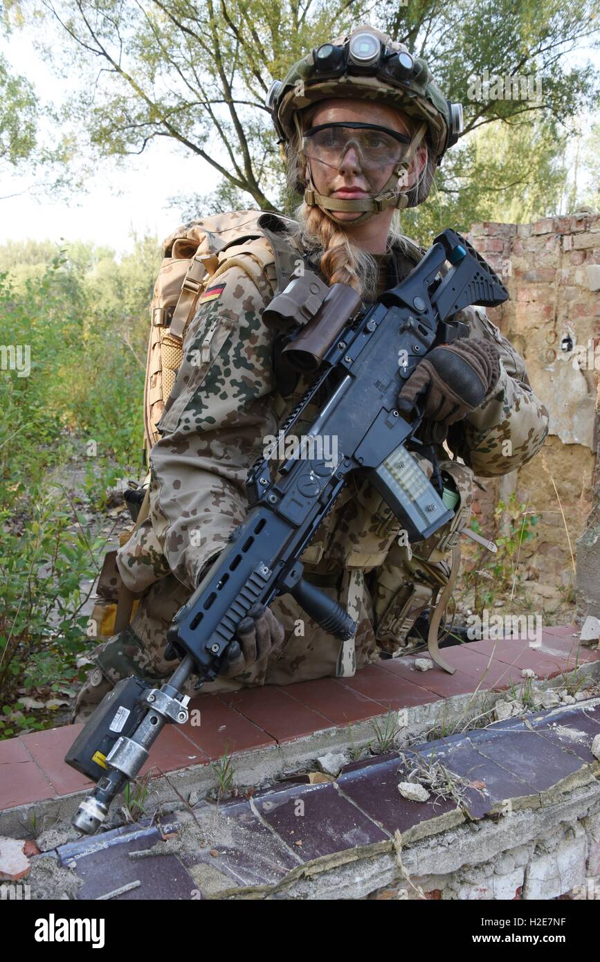 German female infantry soldier of Teileinheit 900 of Jägerbataillon 1 ...
