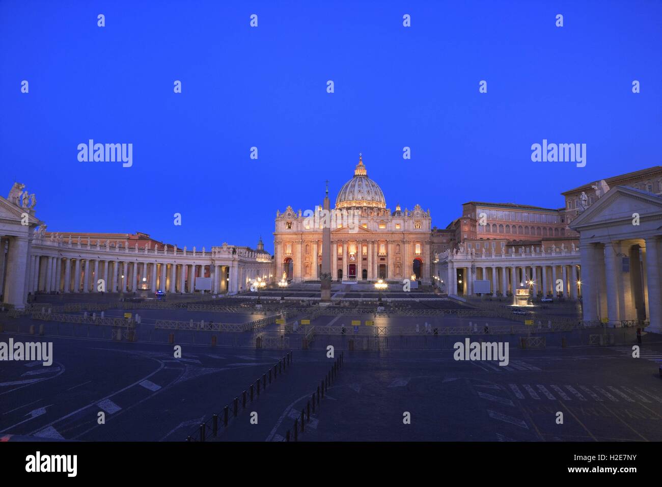 St Peter's Square and the Vatican Basilica at dusk | usage worldwide ...
