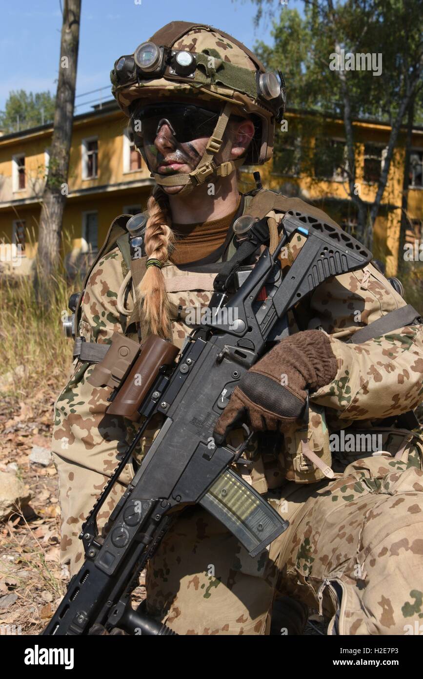 German female infantry soldier of Teileinheit 900 of Jägerbataillon 1 ...