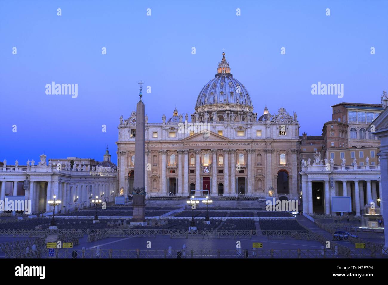 St Peter's Square and the Vatican Basilica at dusk | usage worldwide ...