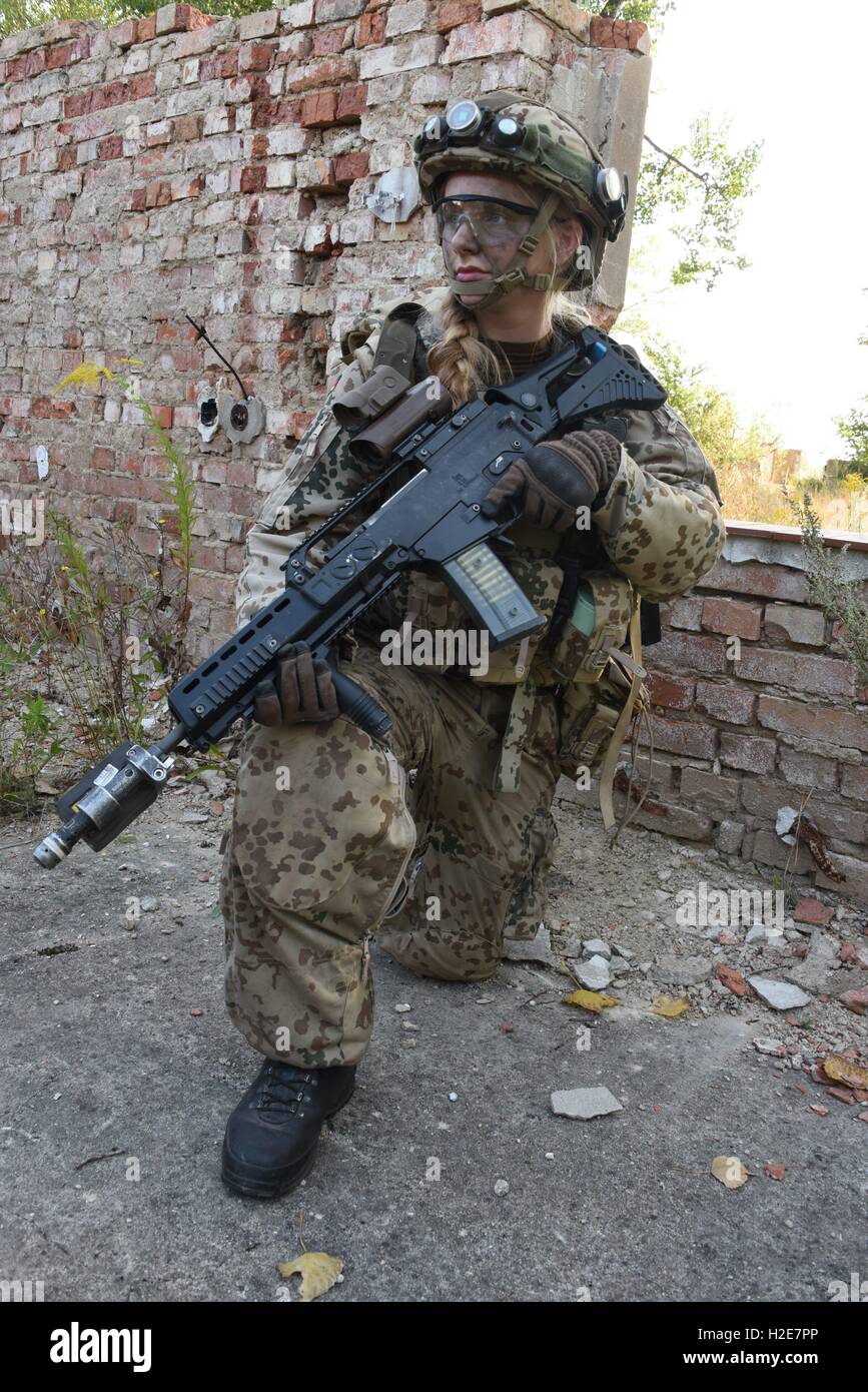 German female infantry soldier of Teileinheit 900 of Jägerbataillon 1 ...