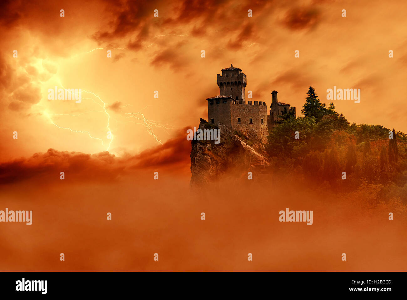 Fire castle hi-res stock photography and images - Alamy