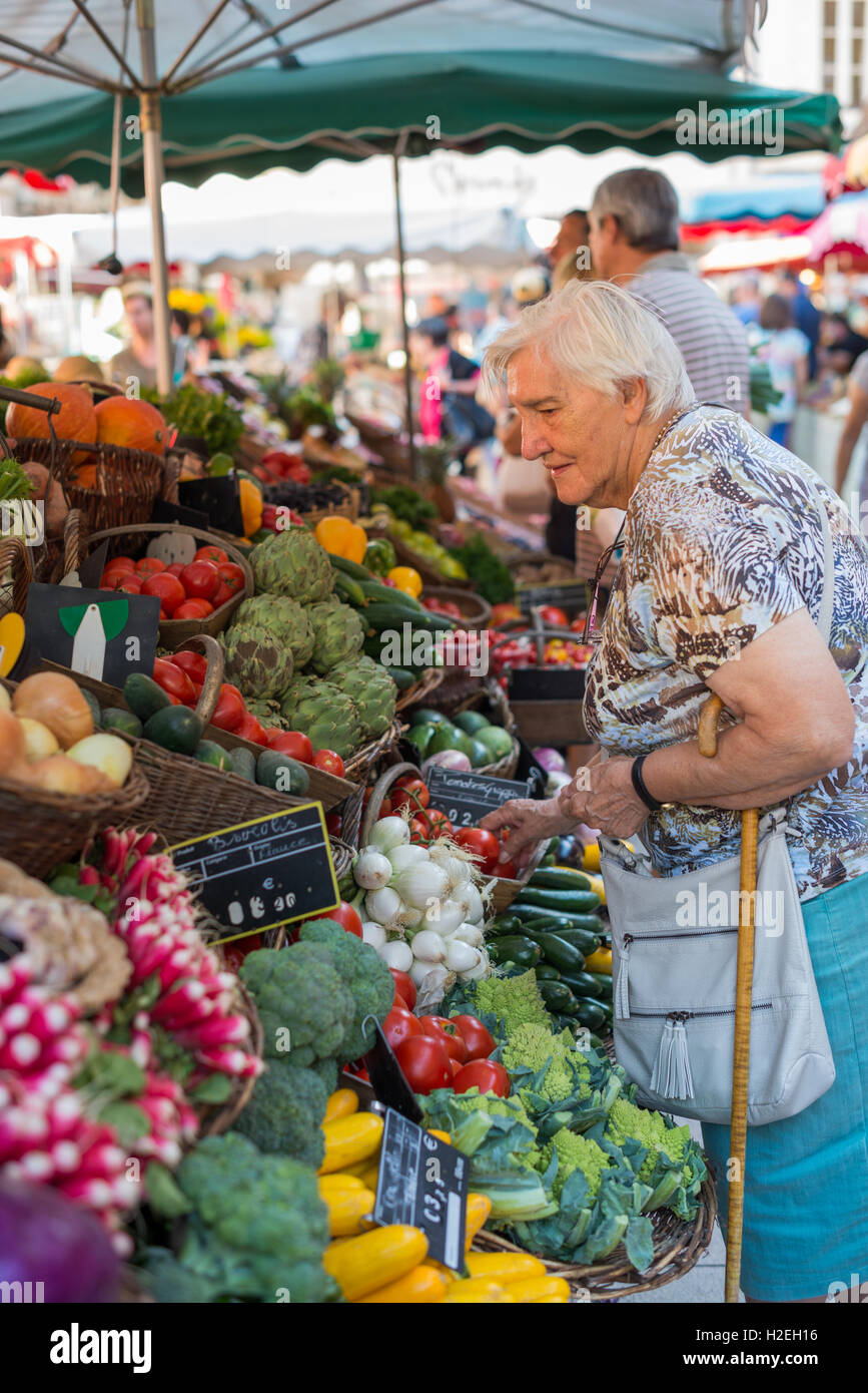 Beaune market hi-res stock photography and images - Alamy