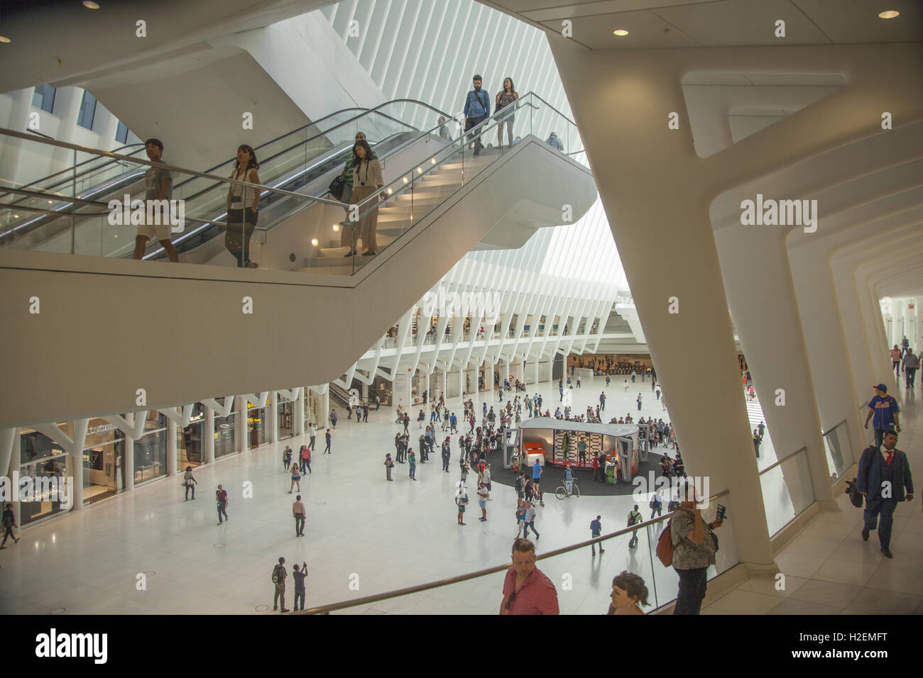 Interior of the Oculus Mall at the new World Trade Center in New York ...
